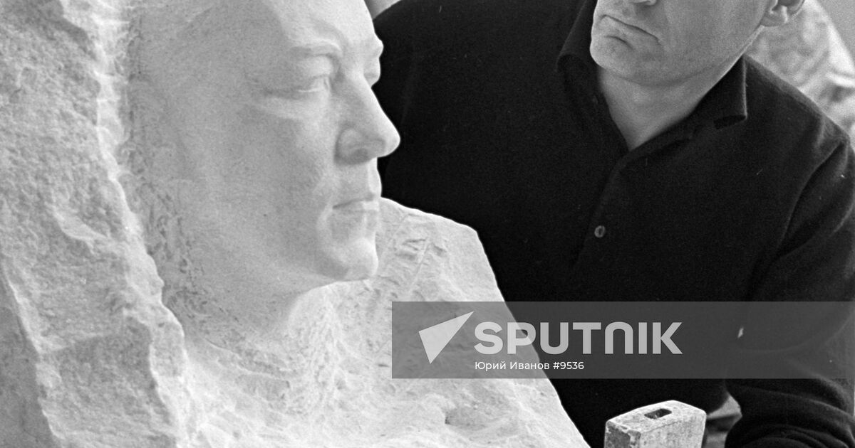 VLADIMIR TSIGAL SCULPTOR DMITRY KARBYSHEV PORTRAIT | Sputnik Mediabank