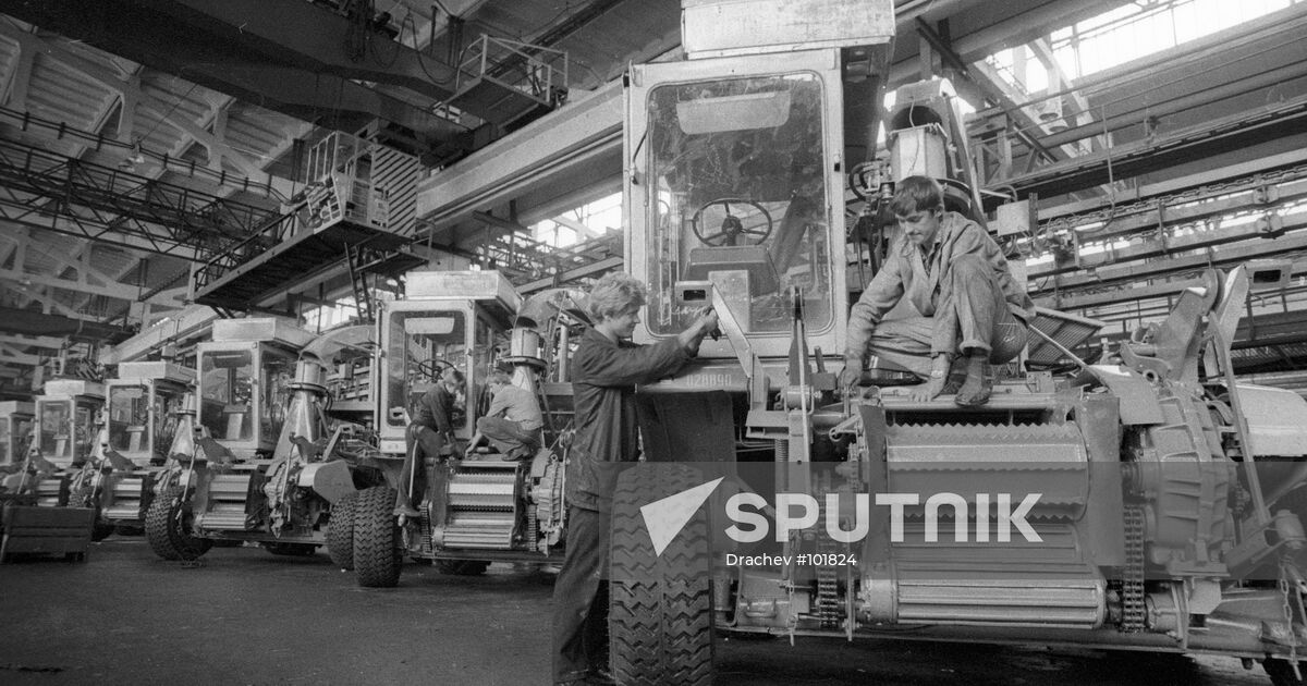 KSK-100 CONSTRUCTION SHOP WORKERS | Sputnik Mediabank