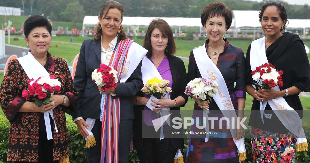 APEC leaders' spouses visit Ocean National Children's Center | Sputnik ...