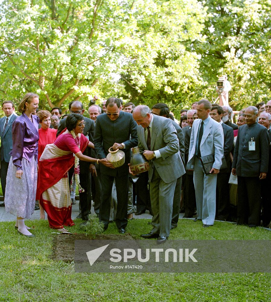 GORBACHEV GANDHI KREMLIN GARDEN CEDAR TREE PLANTING | Sputnik Mediabank