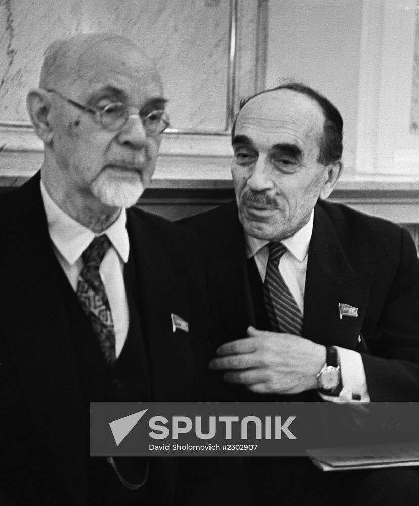 Academics Alexander Arbuzov and Nikolai Semyonov | Sputnik Mediabank
