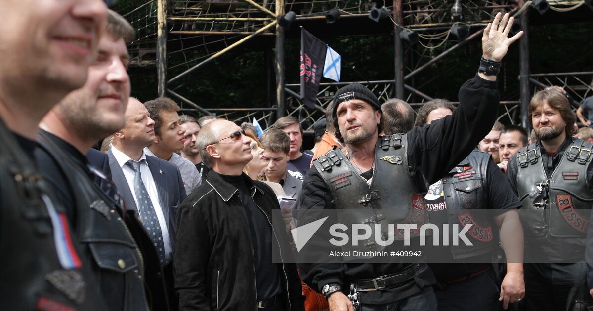 Vladimir Putin visits Moscow's Night Wolves motorbike club | Sputnik ...