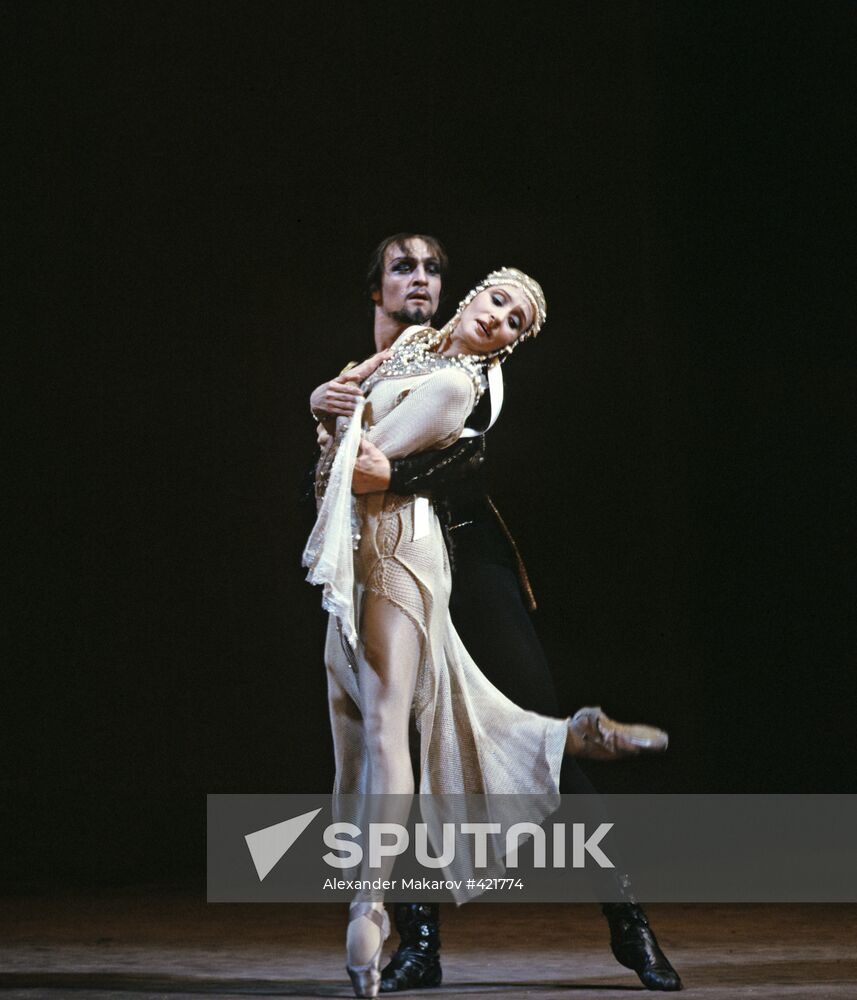 Natalya Bessmertnova and Irek Mukhamedov performing on stage | Sputnik ...
