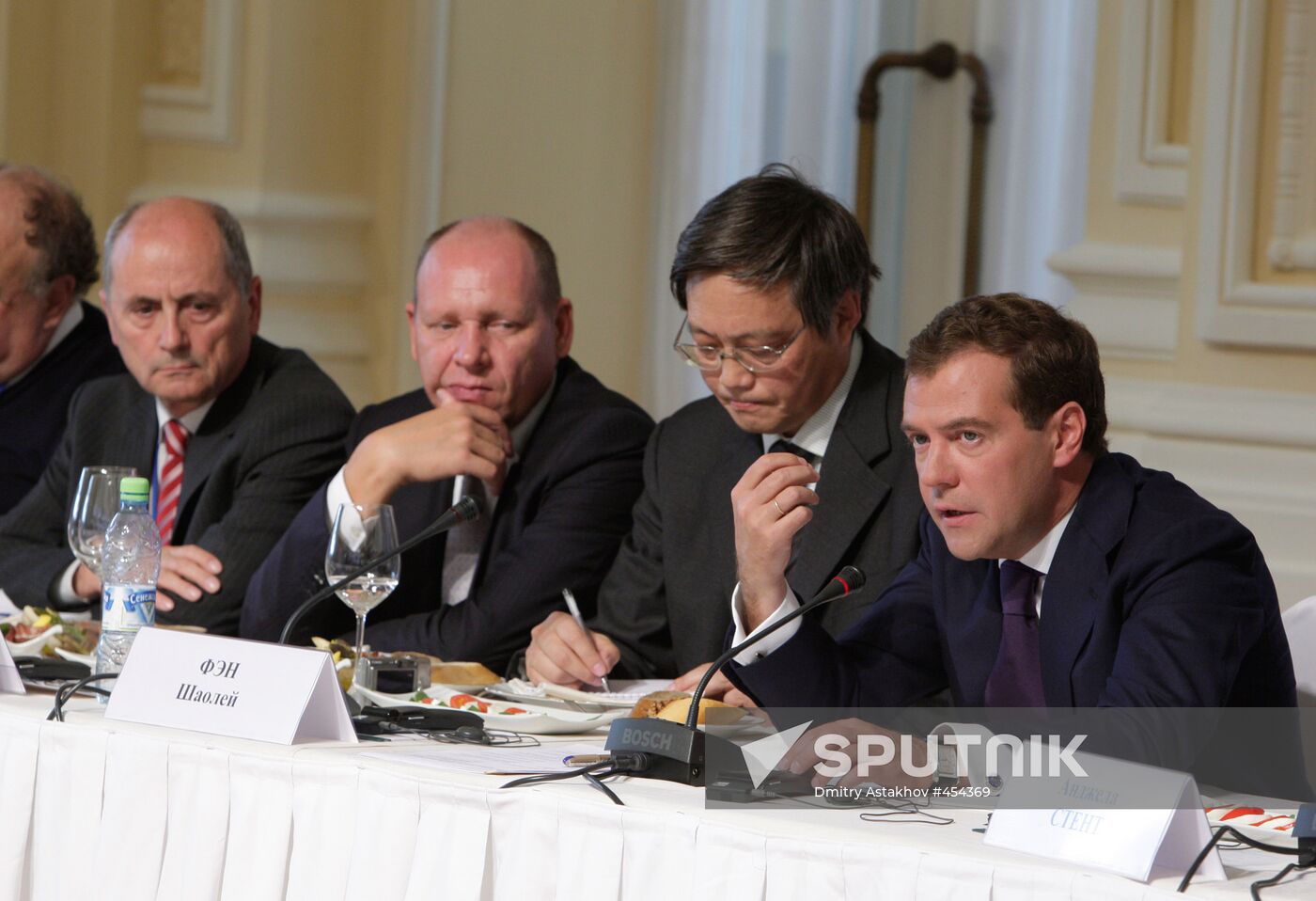 Dmitry Medvedev meets with members of Valdai Discussion Club | Sputnik ...