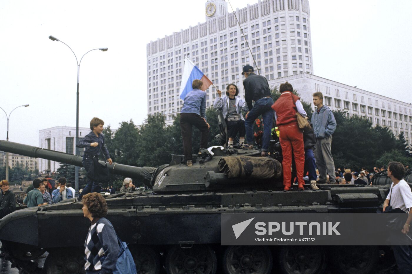 Government House defenders | Sputnik Mediabank