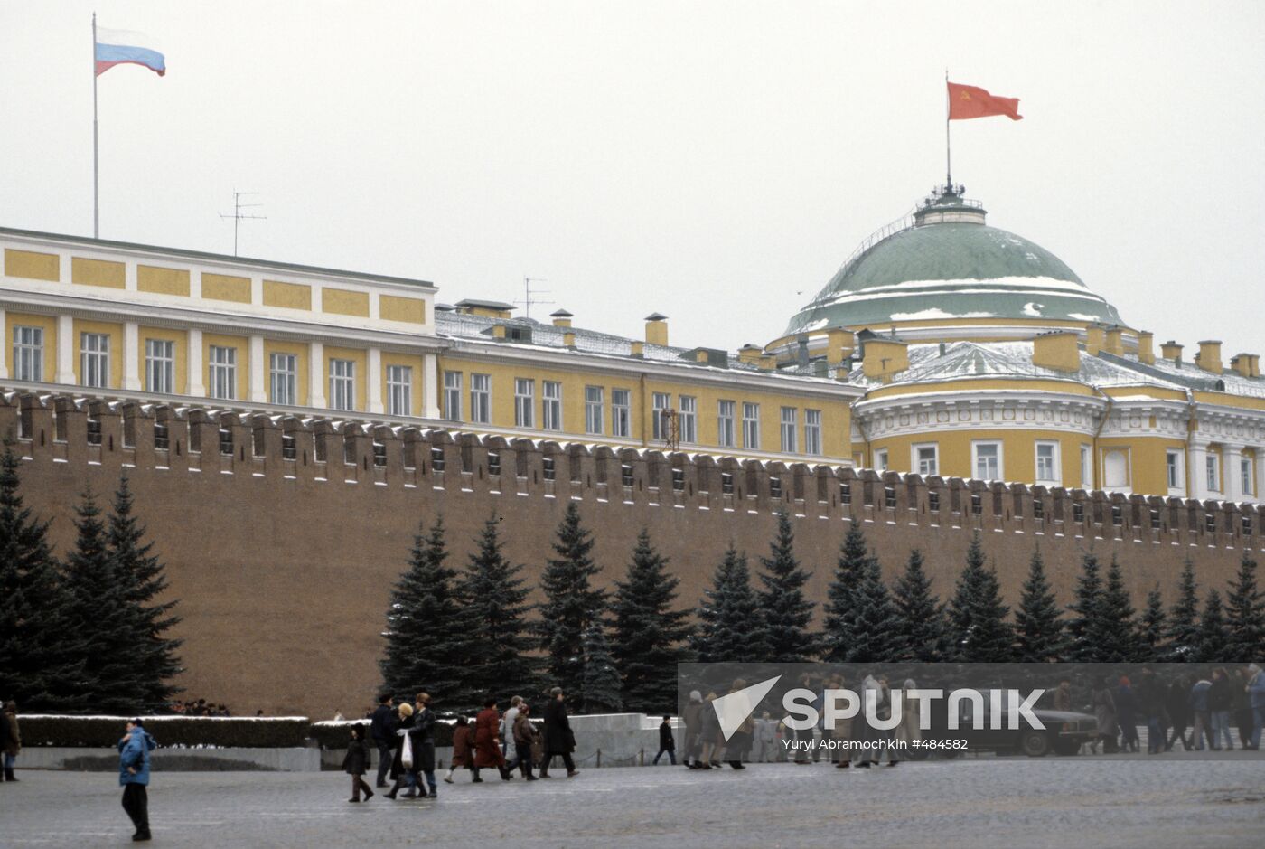 USSR state flag over presidential residence | Sputnik Mediabank