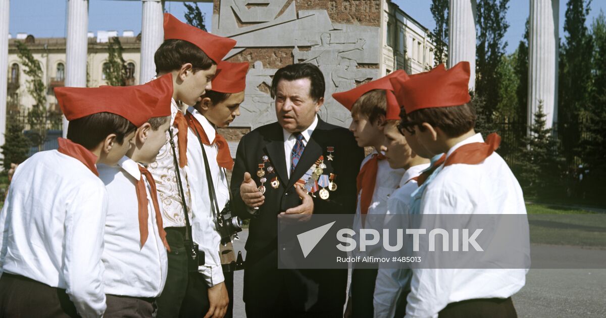 Yakov Pavlov talks to Young Pioneers | Sputnik Mediabank