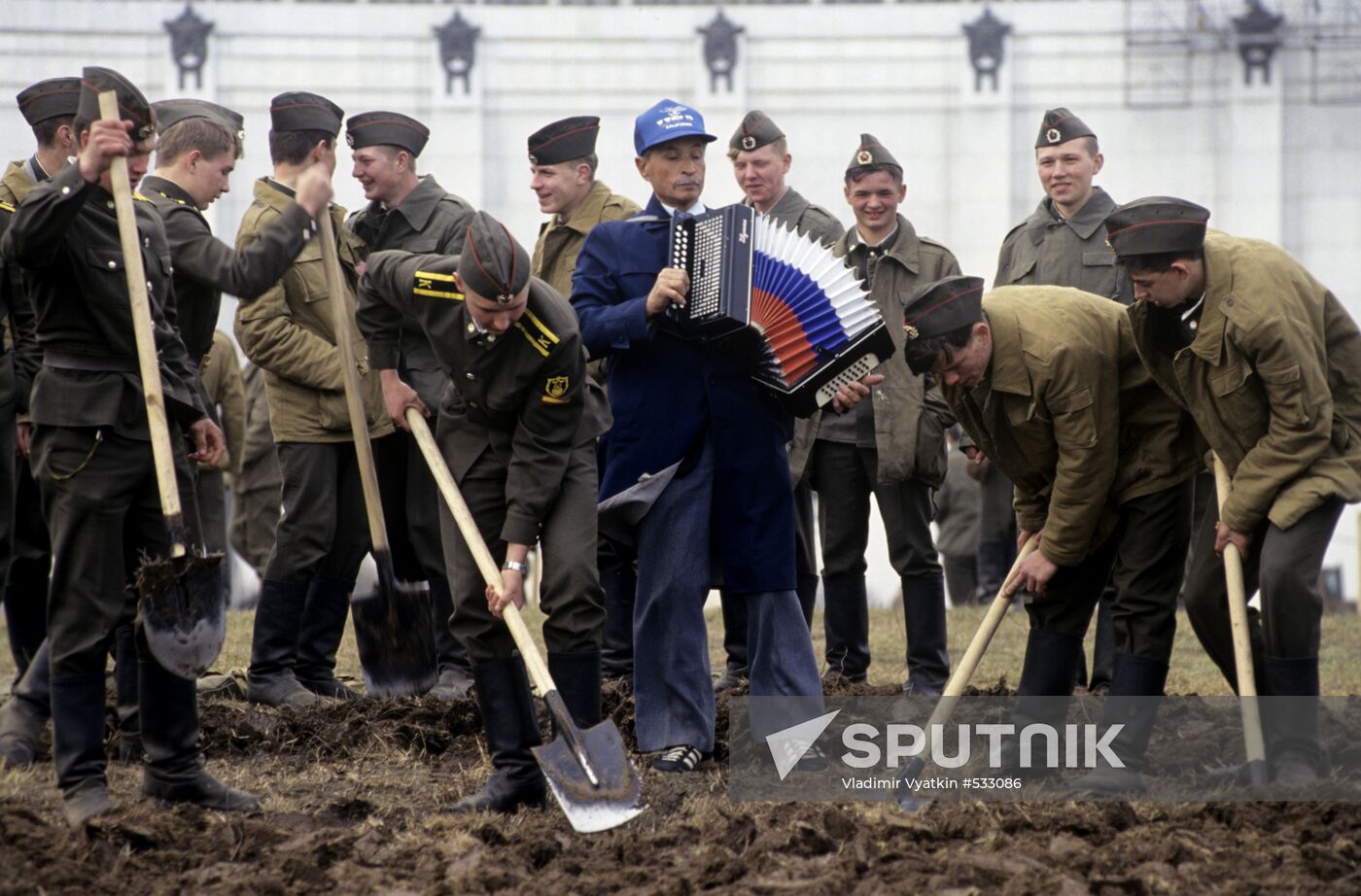 Cadets at subbotnik at Victory Memorial | Sputnik Mediabank