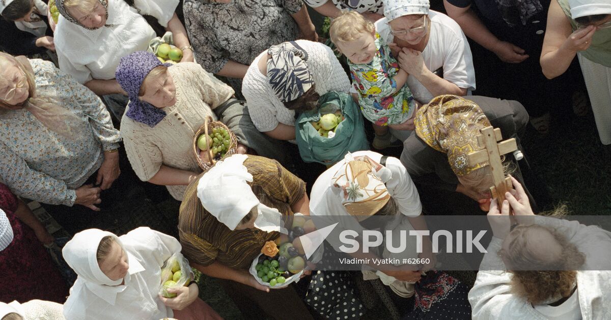 BLESSING FRUIT IN TRANSFIGURATION | Sputnik Mediabank