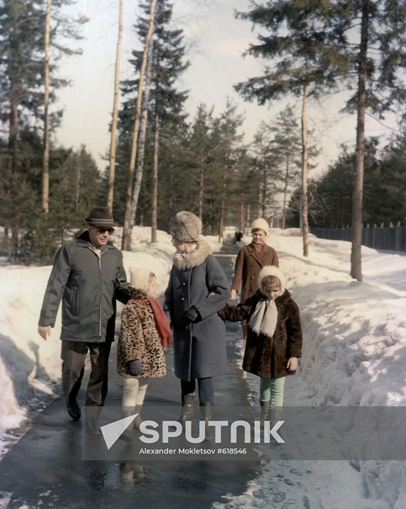 Pilot-cosmonaut Yuri Gagarin with his family | Sputnik Mediabank