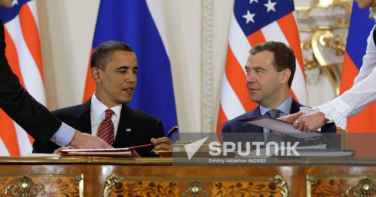 Medvedev, Obama sign new strategic arms reduction treaty | Sputnik ...