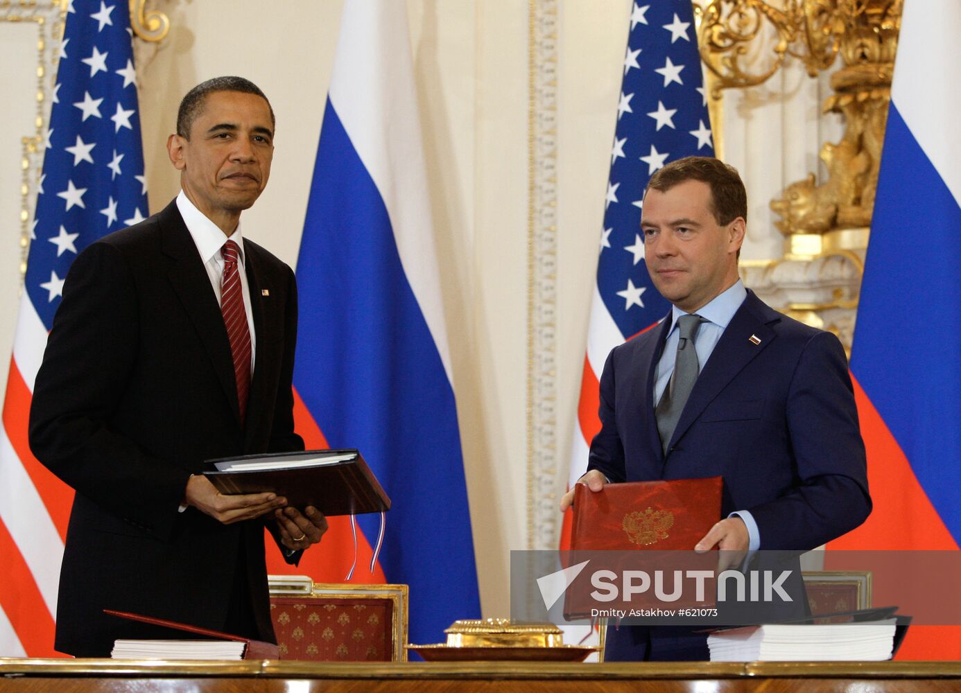 Medvedev, Obama sign new strategic arms reduction treaty | Sputnik ...
