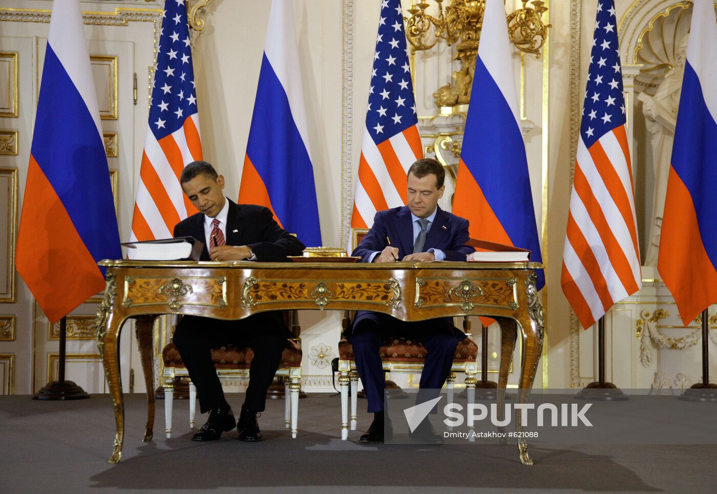 Medvedev, Obama sign new strategic arms reduction treaty | Sputnik ...