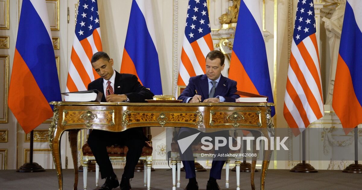 Medvedev, Obama sign new strategic arms reduction treaty | Sputnik ...