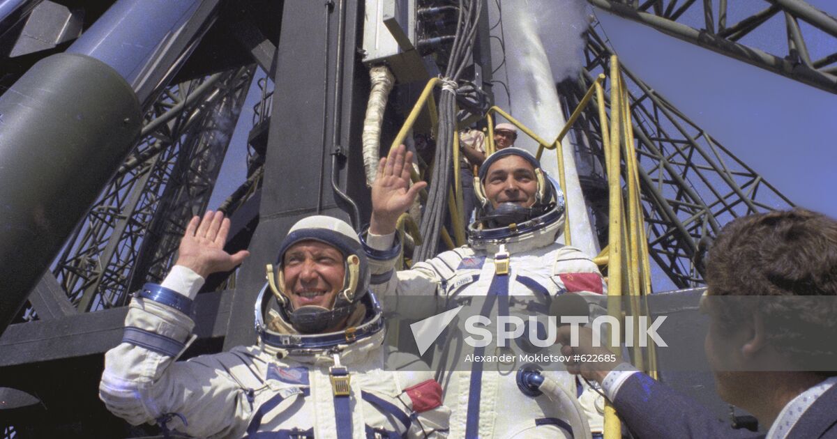 Cosmonauts Valery Bykovsky and Vladimir Aksyonov on takeoff site | Sputnik Mediabank