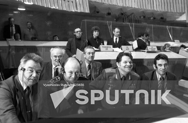 Group Of Pilot cosmonauts At Round Table Sputnik Images Media Library group-of-pilot-cosmonauts-at-round-table-sputnik-images-media-library