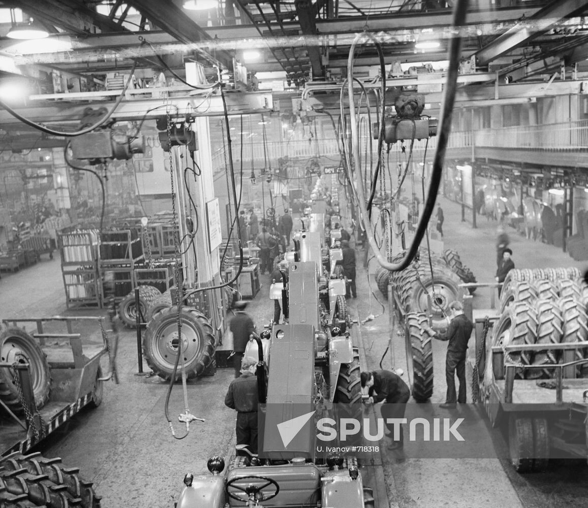 In-line assembly of tractors | Sputnik Mediabank