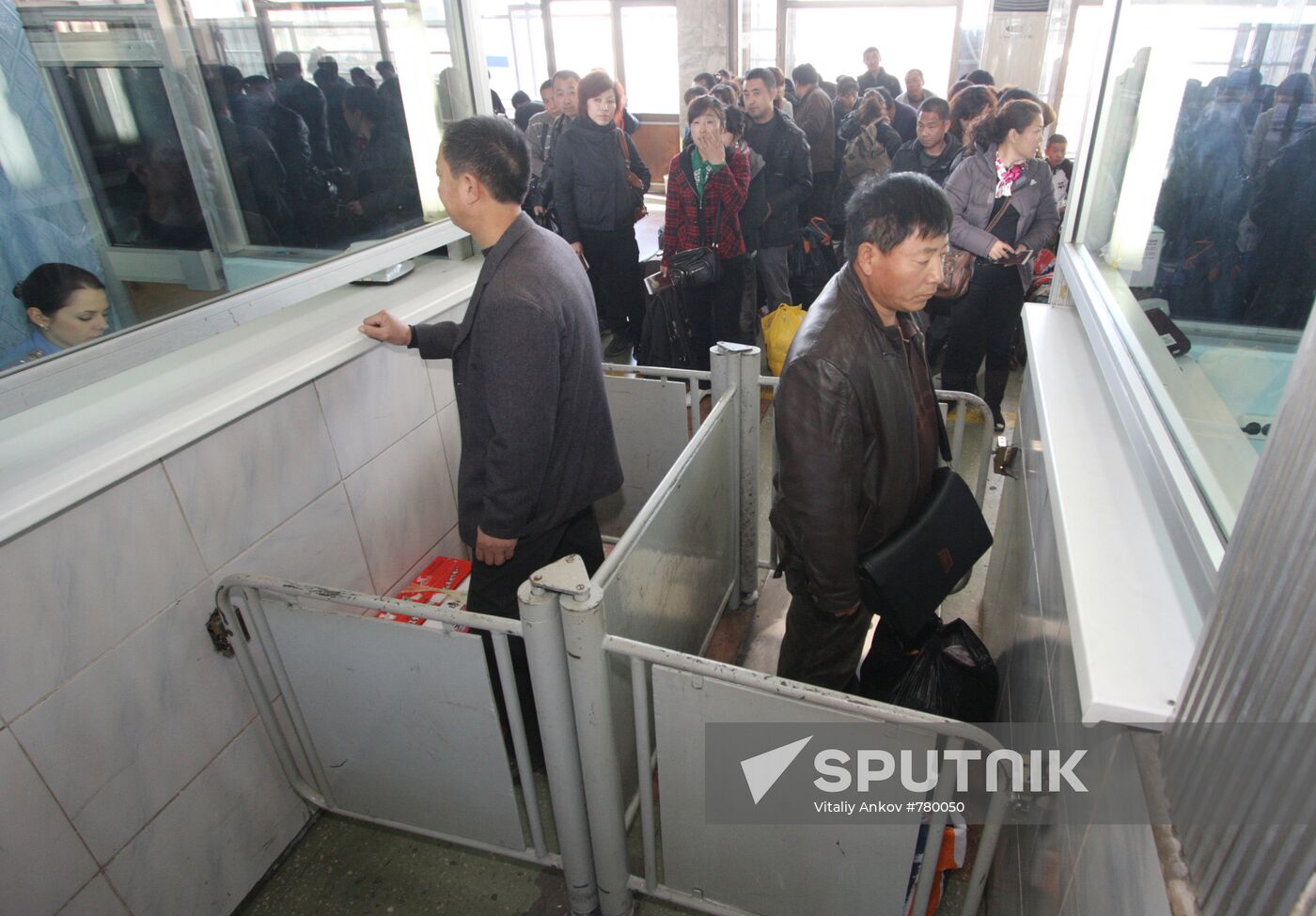 Chinese national go through customs | Sputnik Mediabank