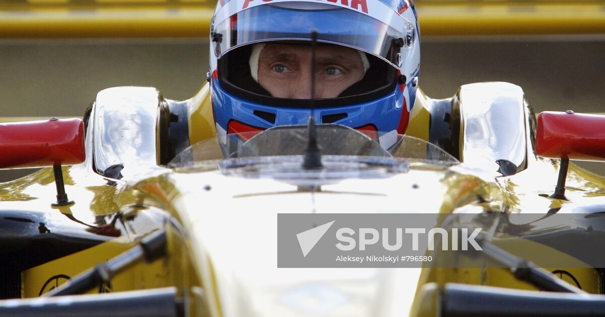Vladimir Putin tests himself as F1 pilot | Sputnik Mediabank