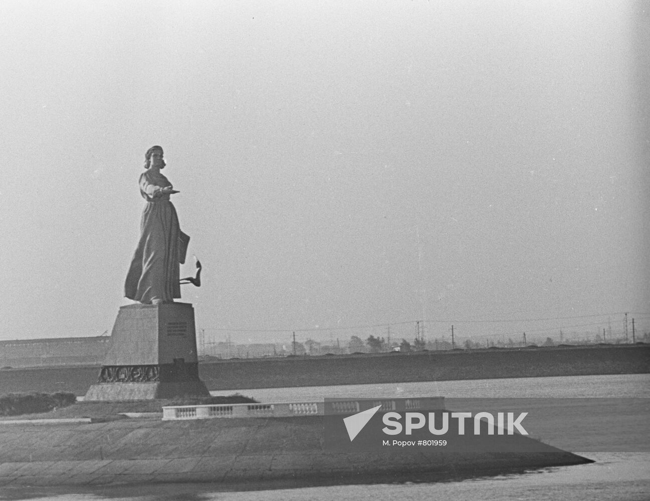 Volga monument at Rybinsk lock on Rybinsk Reservoir | Sputnik Mediabank