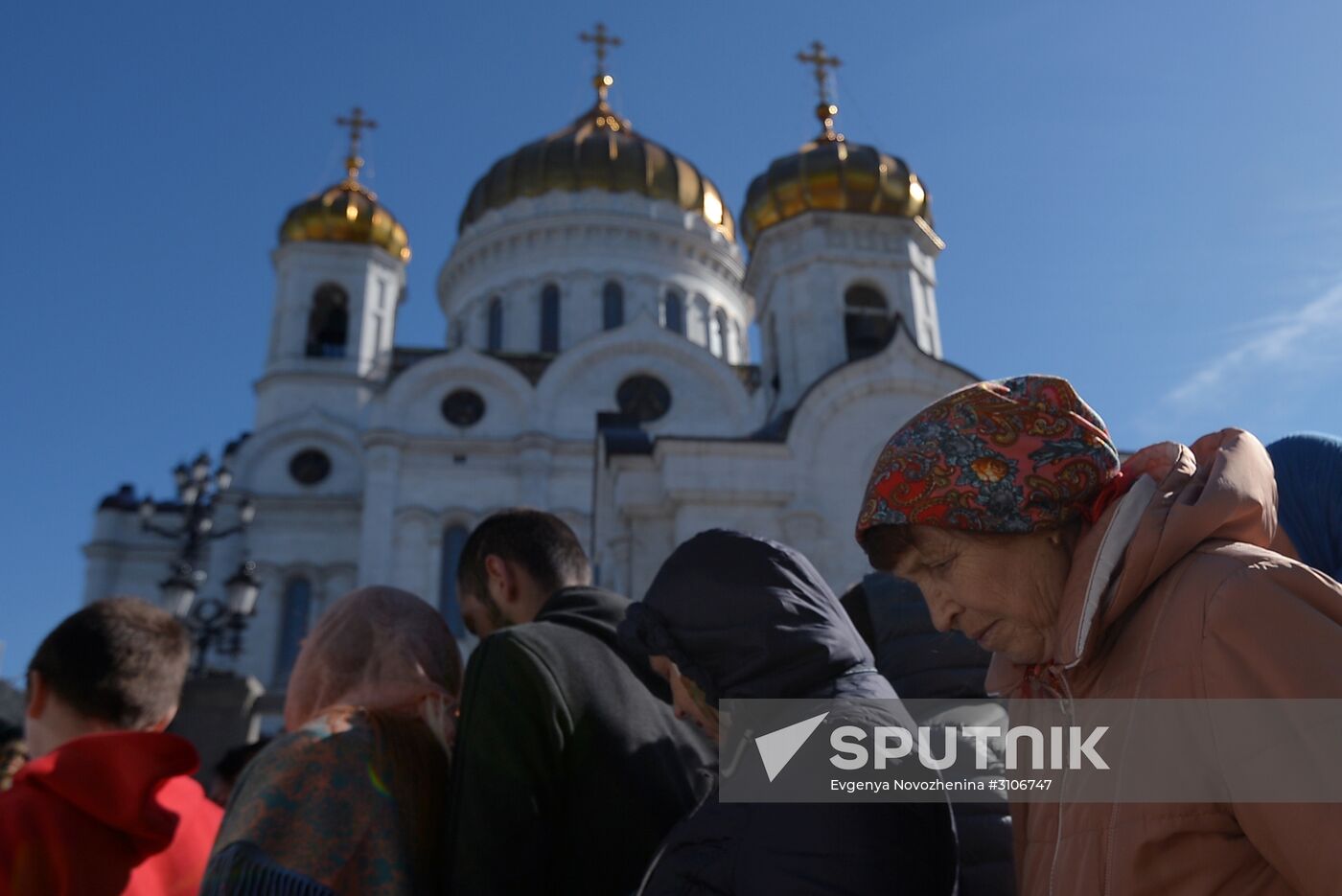 Venerating relics of St. Nicholas the Wonderworker in Christ the Savior ...