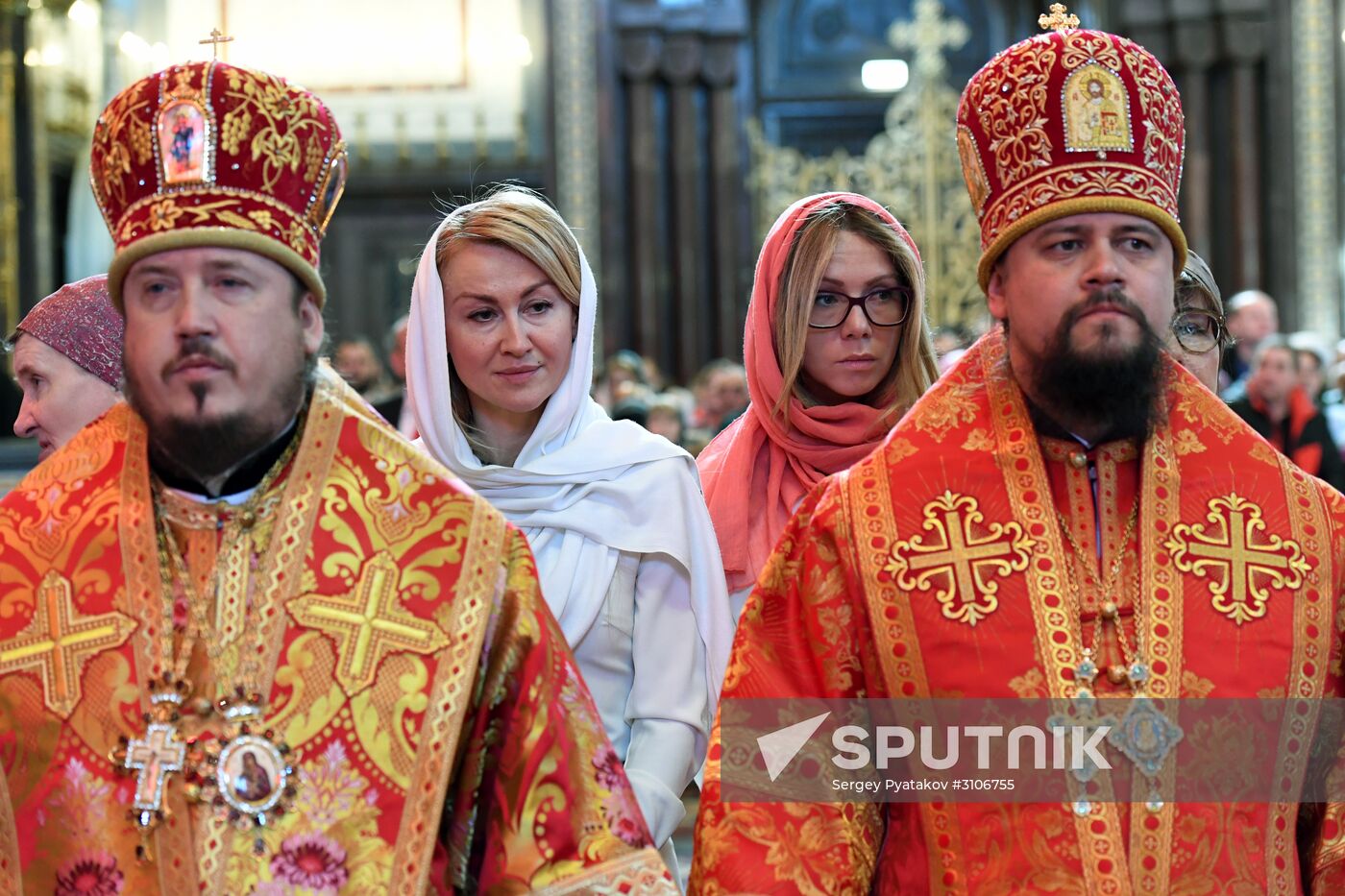 Venerating relics of St. Nicholas the Wonderworker in Christ the Savior ...