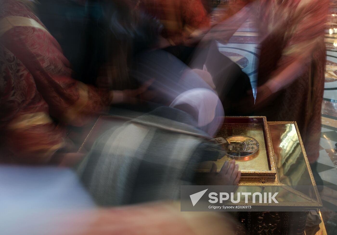 Venerating relics of St. Nicholas the Wonderworker in Christ the Savior ...