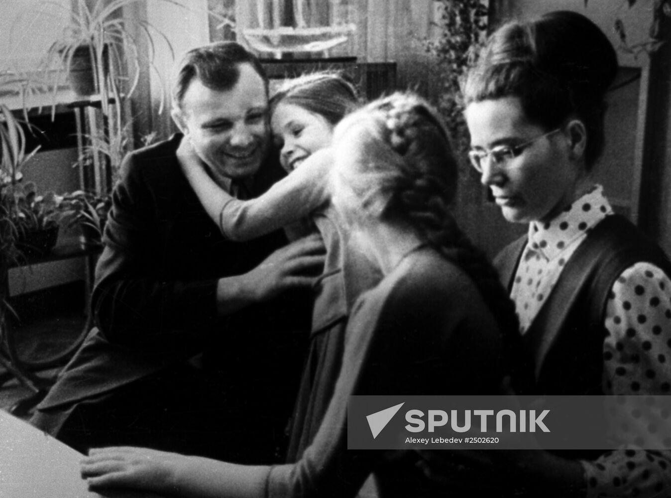 Yury Gagarin with his family | Sputnik Mediabank
