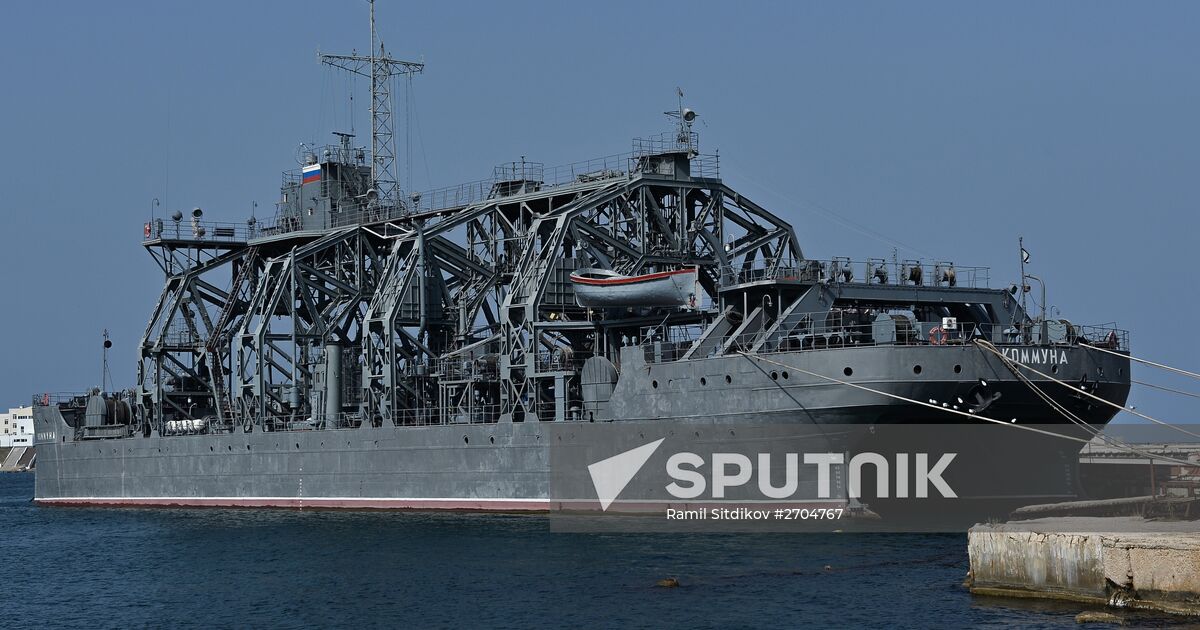 The Kommuna submarine salvage ship of the Russian Black Sea Fleet ...