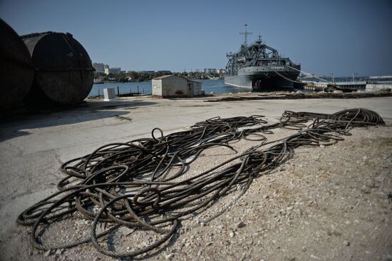 The Kommuna submarine salvage ship of the Russian Black Sea Fleet ...