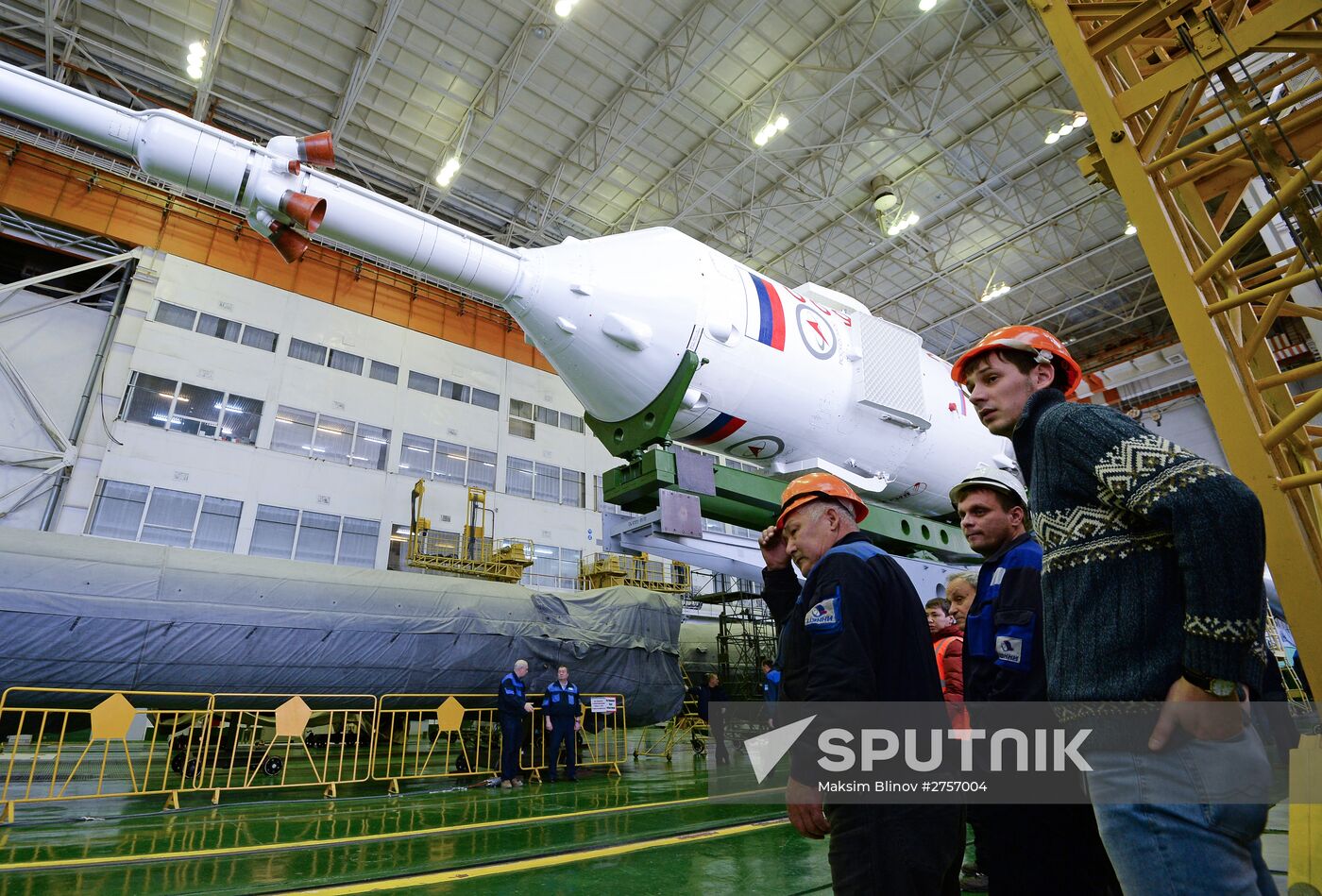 Soyuz-FG booster with Soyuz-TMA 19M assembly completed, ready to go to launch pad | Sputnik ...