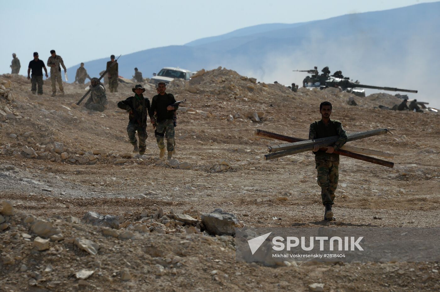 Syrian government army and militia on the fringes of Al-Karyatein ...