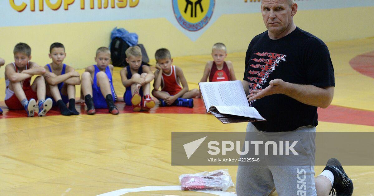 Alexander Karelin conducts open workshop on Knowledge Day | Sputnik ...