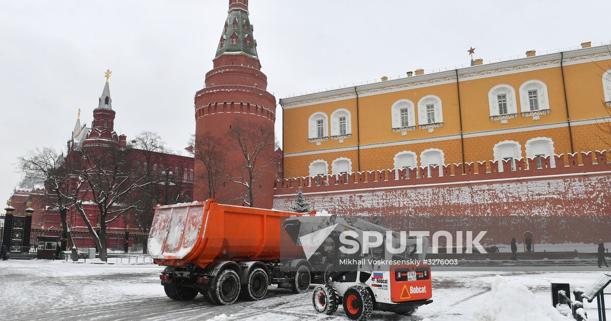 Moscow utility crews deal with snowfall aftermath | Sputnik Mediabank
