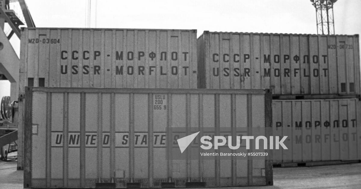 Soviet and US containers in Leningrad port | Sputnik Mediabank