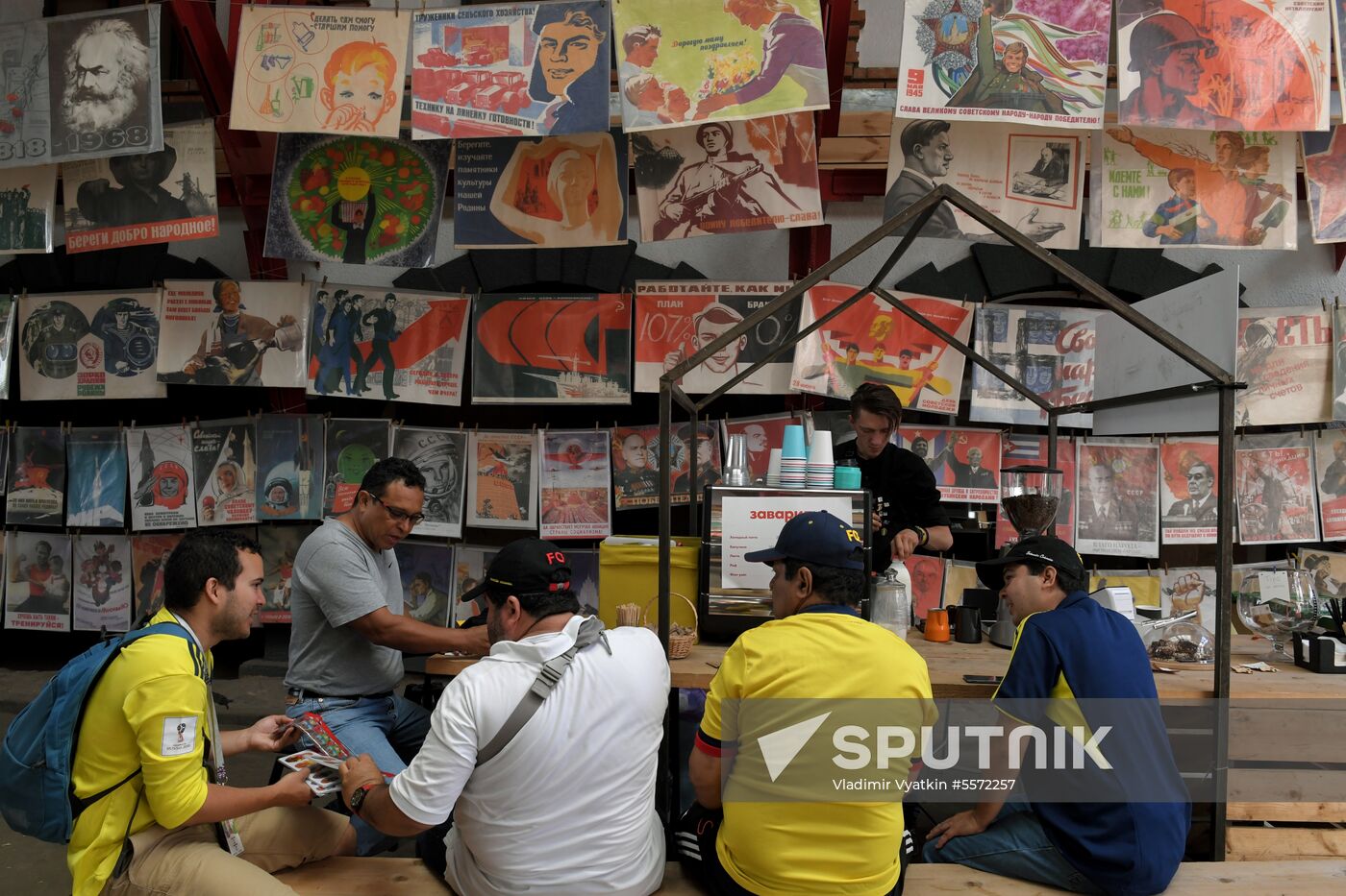 Selling souvenirs in Izmailovo Kremlin | Sputnik Mediabank