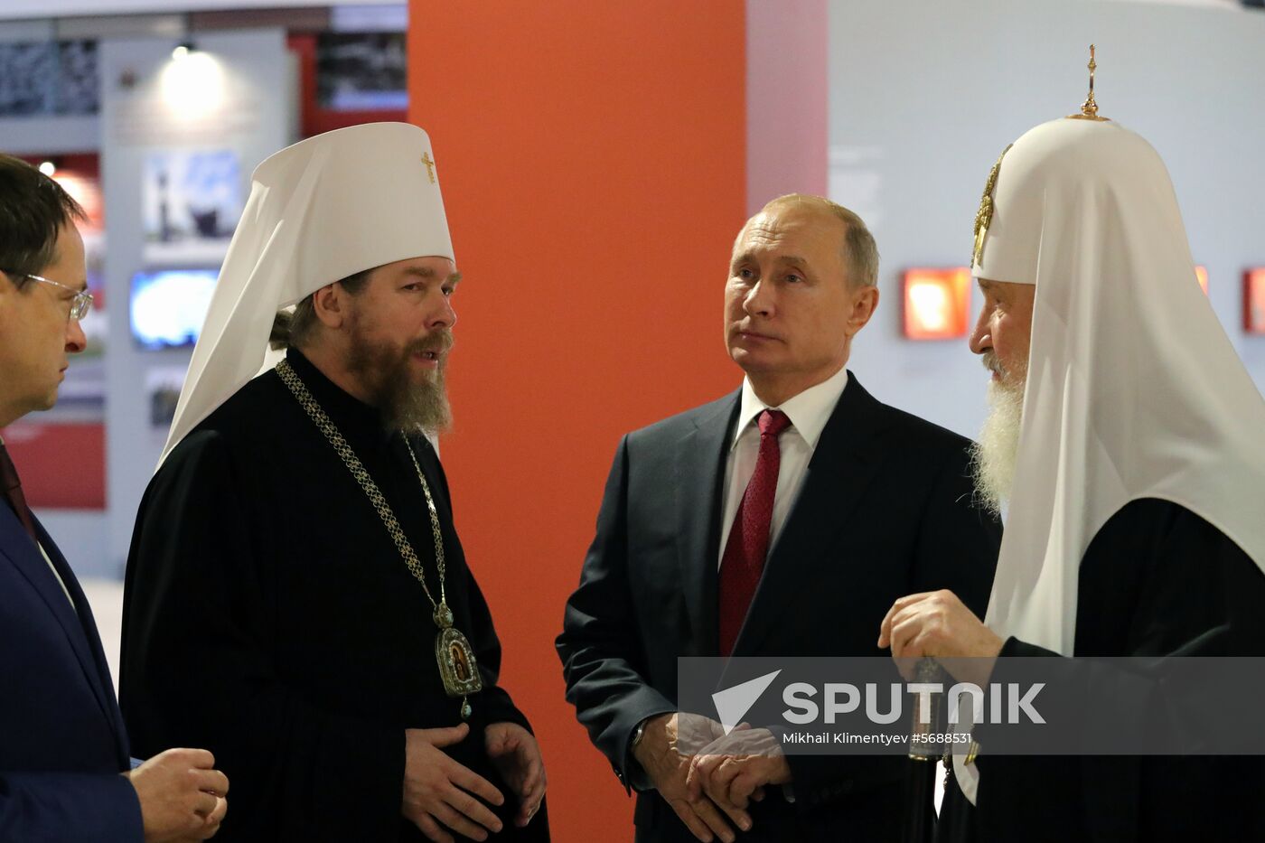 President Putin attends Treasures of Russian Museums exhibition ...