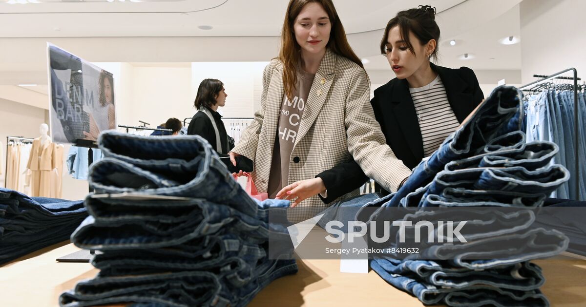 Russia Rebranded Clothing Stores | Sputnik Mediabank